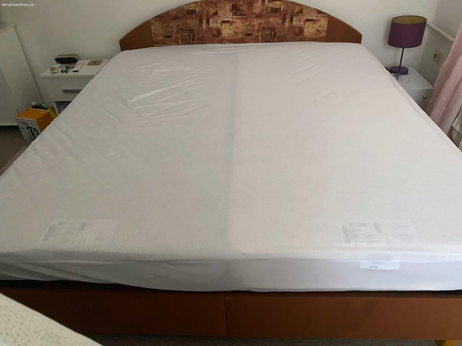 Čalouněná postel 180x200 bez roštu a bez matrace - Nábytek - Daruji za ...