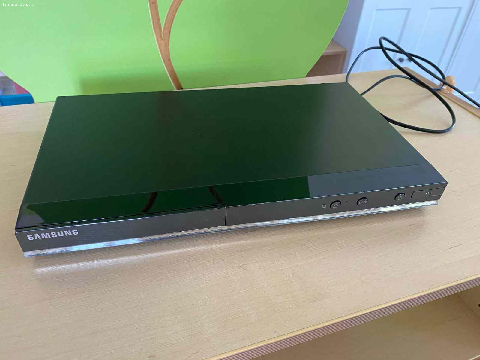Monitor, polička, DVD přehrávač a DVD disky - Elektro - Daruji za odvoz